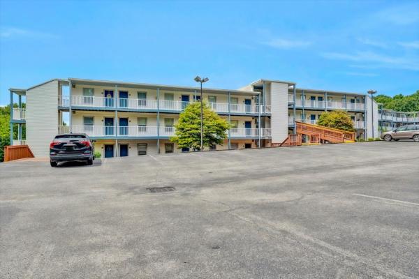 Sunset Landing - Waterfront Condo With Lake-view Deck, Tennis Court & Pool - スミス・マウンテン湖, VA