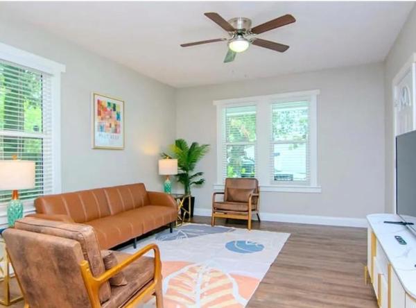 Riverside Heights 2br Retreat - The Florida Aquarium, Tampa
