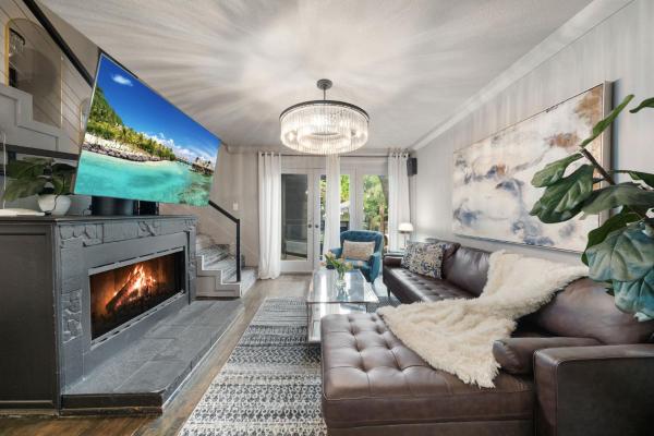 Spacious Loft Condo W Pool & Fireplace - Dallas, TX