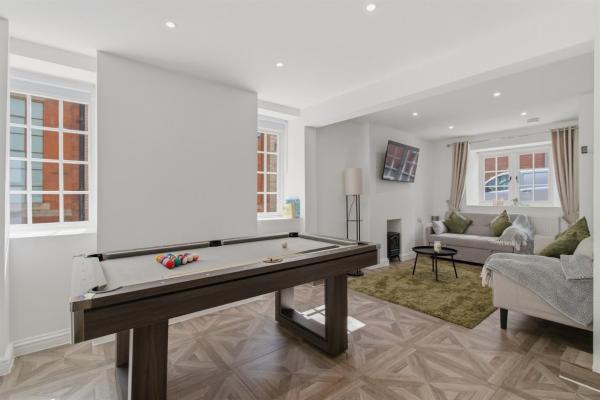 Sleeps 7, 5 Beds Sofa Bed, Parking, Pool Table, Full Kitchen, Games, King Beds - Chard