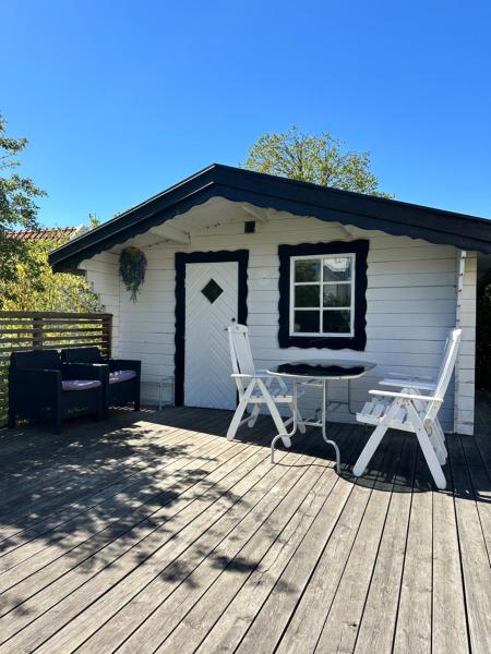 Mysig Stuga I Lugnt Villaområde Med Eget Badrum Och Kök I Huvudbyggnadens Källare - Kalmar