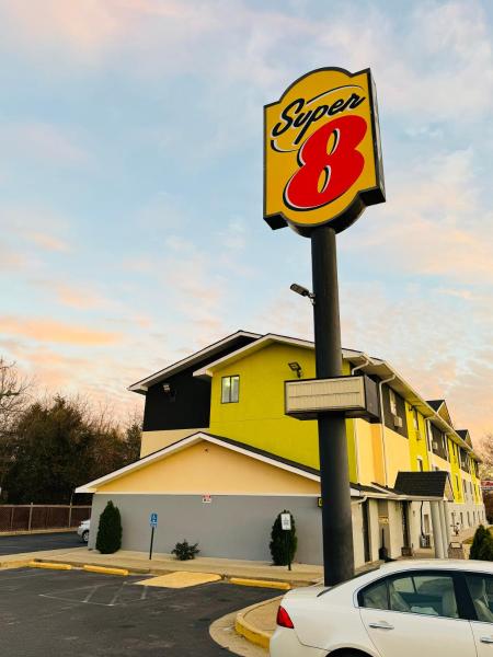 Super 8 By Wyndham West Broad St Richmond - Richmond, VA