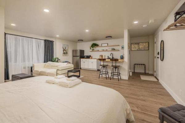 Modern Studio Conveniently Located In The Center Of Downtown - Anchorage