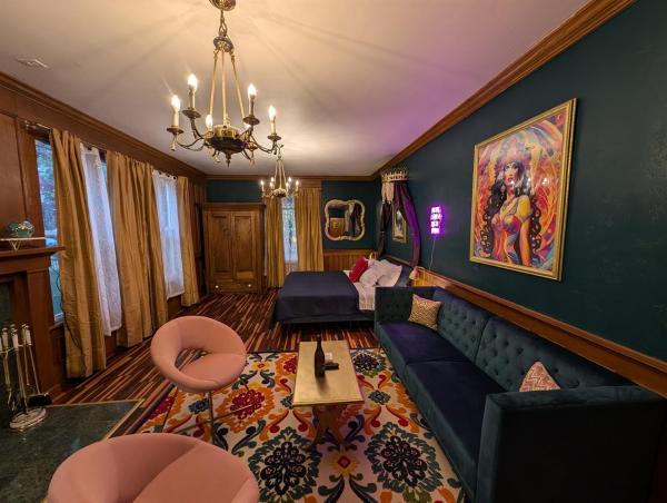 The Queen Hotel- Downtown Luxury - Door County, WI