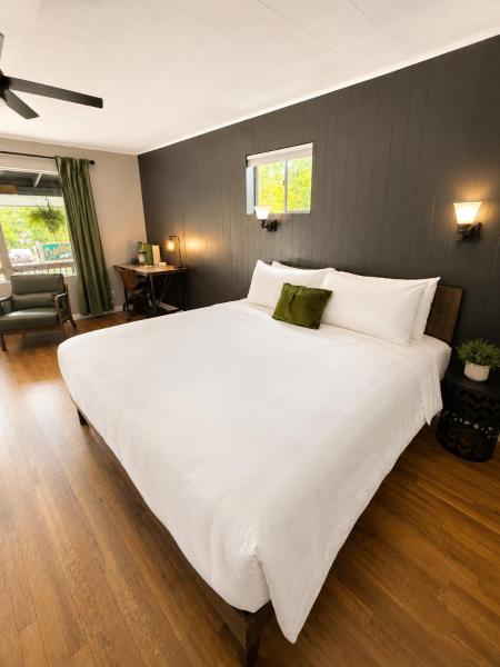 Cedarwood Inn - Hendersonville, NC