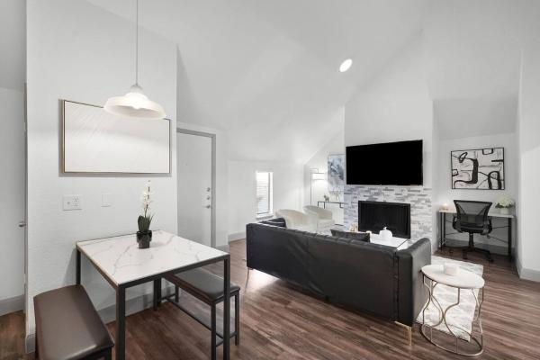 Luxe King Bed Getaway | Pool & Hot Tub | Nrg & Tmc - Houston, TX