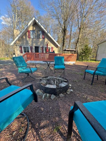 Cozy Chalet - Renovated - Firepit - Fireplace - Pet Friendly - Near Mount Airy Casino - Walmart - Camelback Mountains - Outlets - Zoo - Gouldsboro Lake, PA