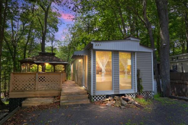 Pocono 2bedroom Chalet Retreat Near Lake & Pool - Poconos, PA