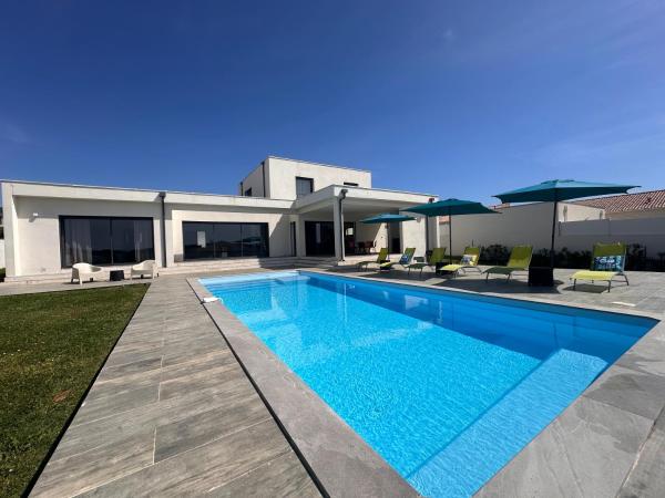 Spacieuse Villa Standing De 220m2 à 5 Minutes Des Plages - Aléria