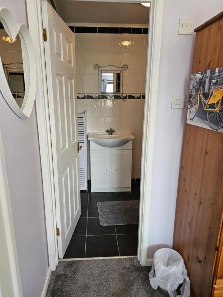 Quiet Room With Ensuite - Corsham