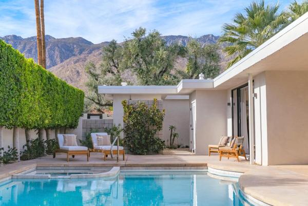 Mid Century Style, Location And Bespoke Furnishings - Palm Springs, CA