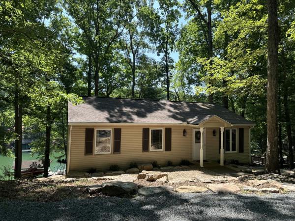 Humble Hideaway - Inviting Lakefront Home With Firepit, Balcony & W/d - Dog-friendly - Smith Mountain Lake, VA