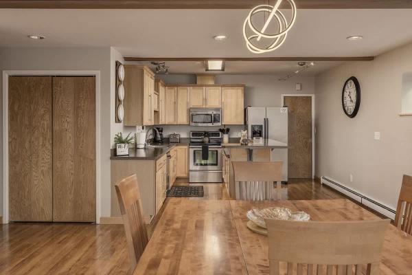Elegant 2br Retreat Prime Downtown Location Overlooking Parks Greenbelt - Anchorage, AK