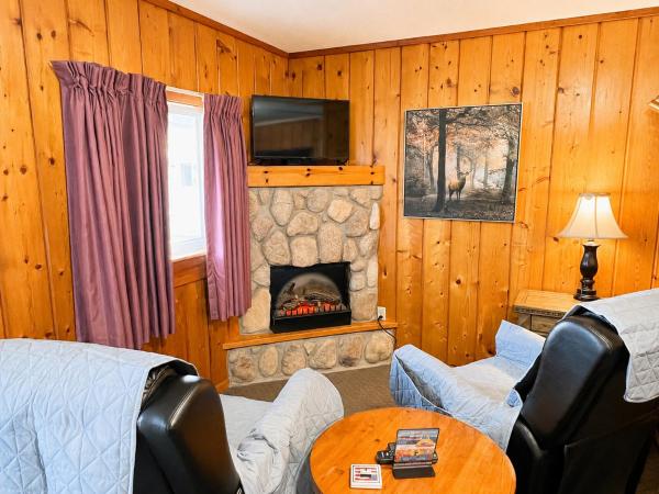 Cedars Motel - St. Ignace, MI