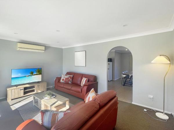 Family 3-bed Retreat Near Batehaven Beach - Long Beach