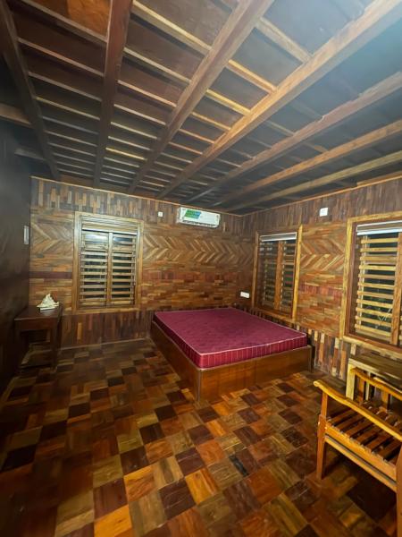 Rustic Wooden Room For Relaxing Stay - Thalassery