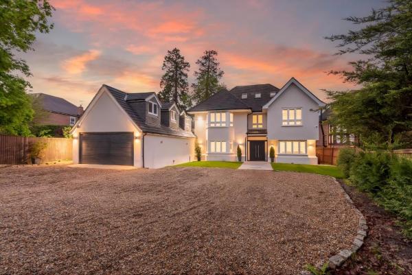 Luxury 6-bed 6-bath Home Near Legoland With Parking - Bracknell