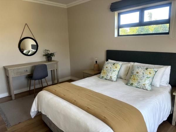 Self-catering Pool-side Guesthouse - Cape Town