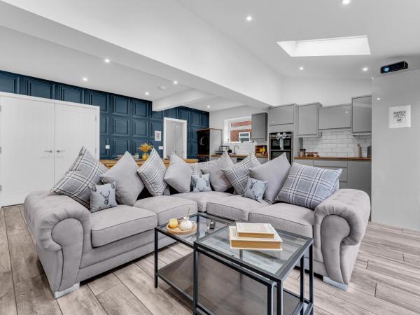 Luxury Manor Home, 6-car Drv, Pool Table Big, Fully Equipped Home For Families And Contractors - Rochdale