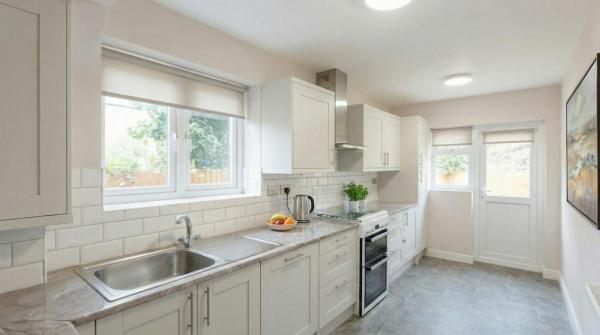 2 Bed House Winchster Road Chingford - London, UK