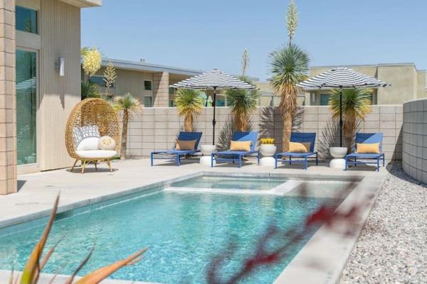 Chic Luxurious Desert Home- Private Pool & Hot Tub - Desert Hot Springs, CA