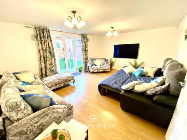 4 Bed House With Driveway Parking For 2 Cars - Rugby - Sleeps 10! Perfect For Groups! - Rugby