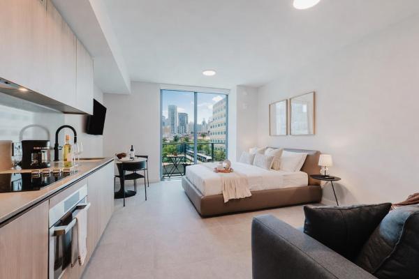 Luxury Studio With Rooftop Pool & Free Parking - Miami, FL