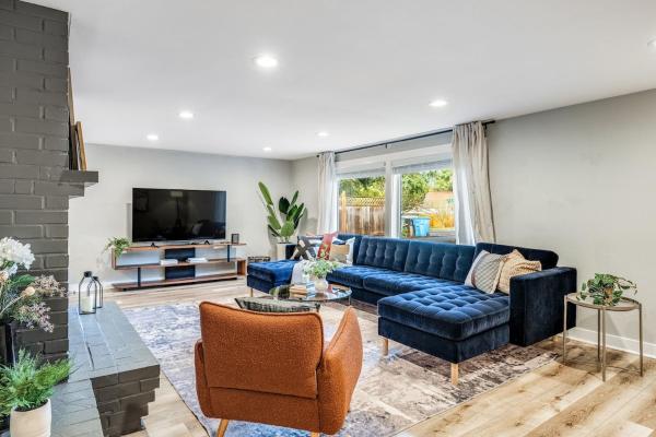 Sleeps 18 Triplex 9br 3 Kitchens 1 Yard - Shoreline, WA