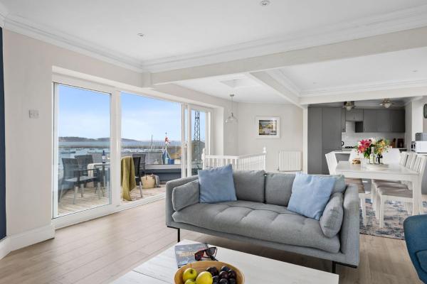 Kings Quay - Harbour Views, Wi-fi, Parking - Brixham