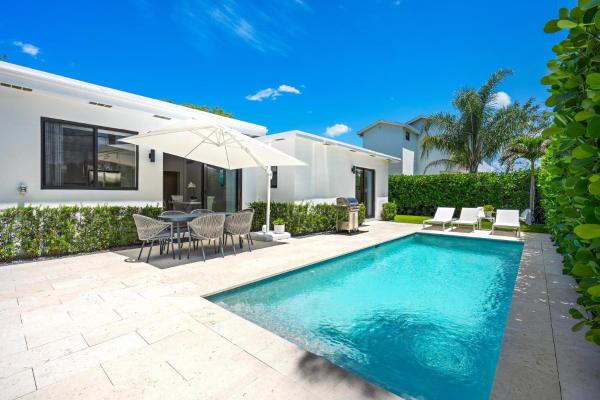 Putnam Place - Bright Modern Home With Pool & Backyard Retreat - West Palm Beach, FL