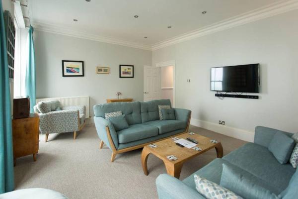 Seaside Retreat In North Bay - With Parking - Scarborough