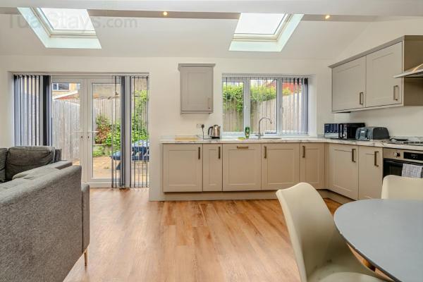 Spacious Modern Home With Garden - Bristol