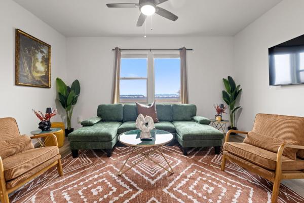 Modern Farmhouse Retreat W Patio Yard Twr 103 - Lockhart State Park, Lockhart