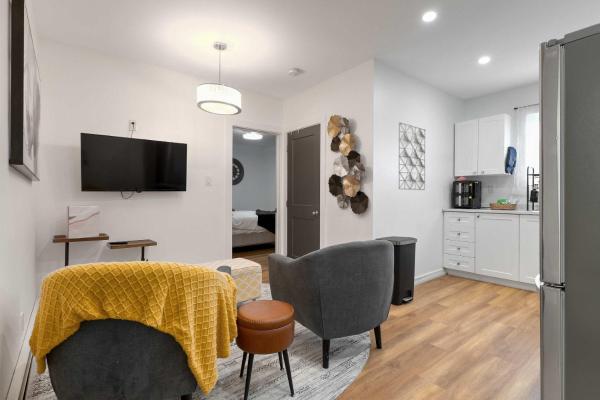 Cozy Upper 1-bdrm Downtown Smart & Stylish - Greater Sudbury