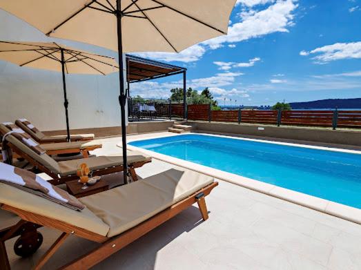Elegant Holiday House 3d By The Sea With Pool And Included Breakfast - Split