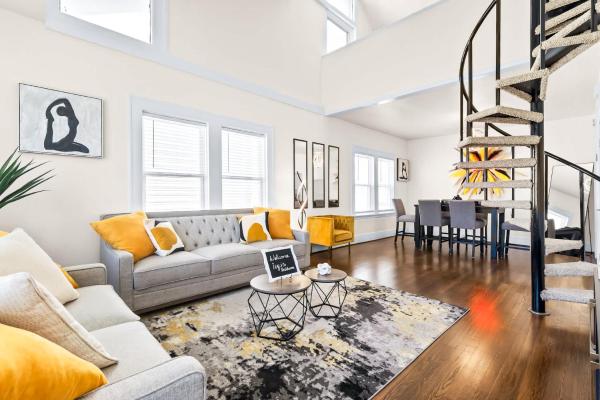 Cozy Upscale Montrose Loft Pool Table + Wine - Houston, TX