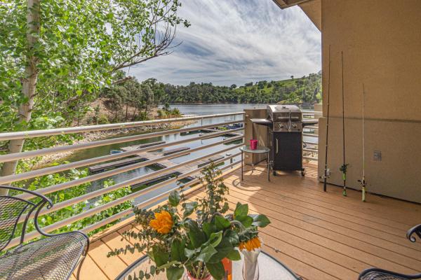 Waterfront Lake Tulloch Townhome Steps From Marina - Copperopolis, CA