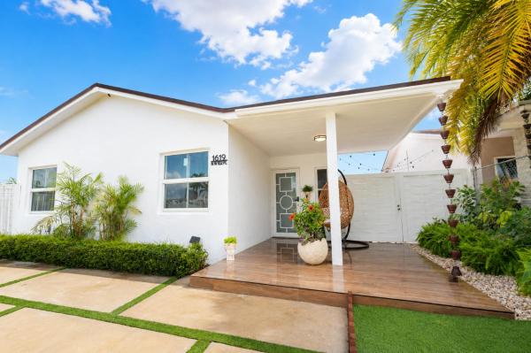 E&a Southwest Miami Cozy 2br Apartment With Private Parking - Everglades, FL