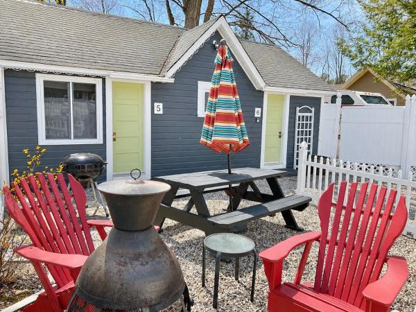 Cottage 5-6 - 2 Bedroom 1 Bath End Unit With Kitchenette Private Courtyard Pet Friendly Fee Applies - Wolfeboro, NH