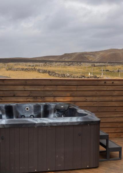 Volcano Escape Grindavík With Hot Tub - IJsland