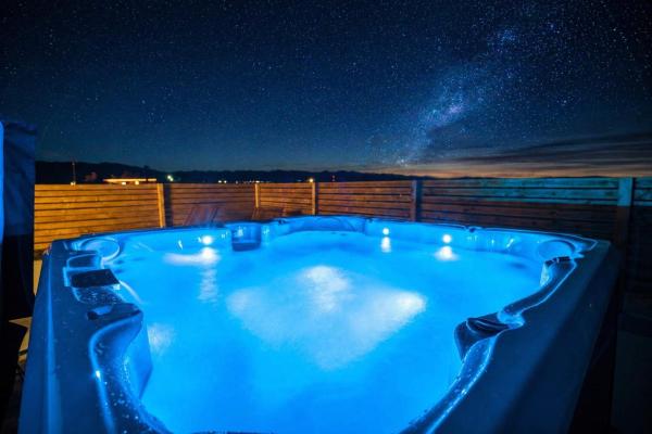 Hot Tub Meets Mojave Magic By Navigate Stays - Twentynine Palms, CA