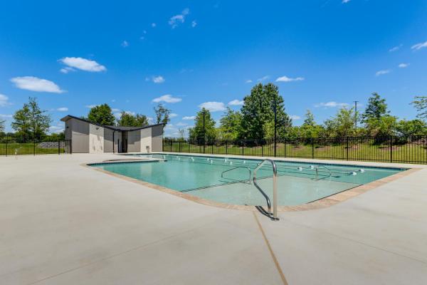 5 Mi To Walmart Amp: Modern Townhome W/ Yard! - Lowell, AR