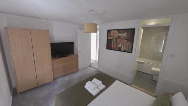 Old Town - Royal Mile Neighbour 2-bed, 2-bath Apartment - Leith