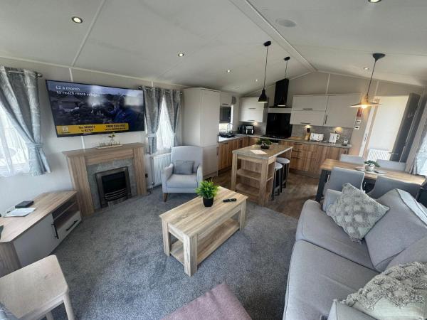 Golden Anchor - The Waverley Lodge - Coastal Caravan Breaks - Ingoldmells