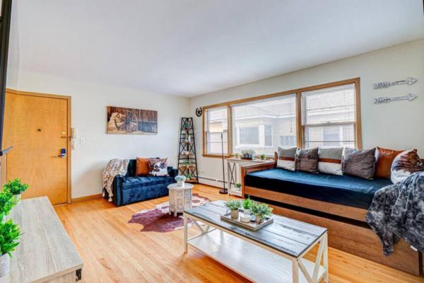 King Bed • 2br • Sleeps 13 • Historic Location -