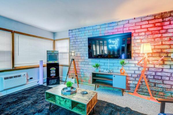 90s Condo| King Bed | 65” Smart Tv | Arcade Game - Oak Park, IL