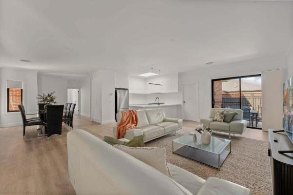 Stylish & New 3 Bed & 2 Bath Apartment On Seymour - Bathurst