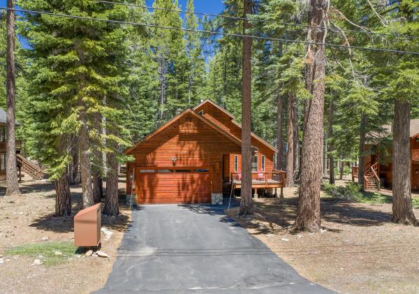 Tahoe Donner Cabin Level Driveway Sleeps 8 - Truckee, CA