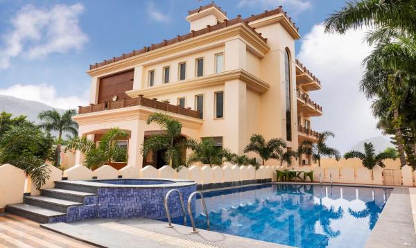 Treebo Premium Royal Amar With Mountain View And Swimming Pool - Ajmer