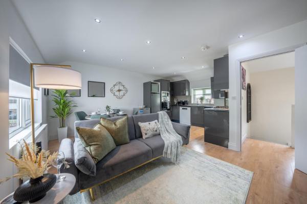 The Residence At West Drayton, Heathrow, Stylish 2 Bed With Parking - Hounslow